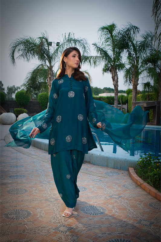 Luxury Women's Clothing in Pakistan - Noosh | Embroidered & Printed