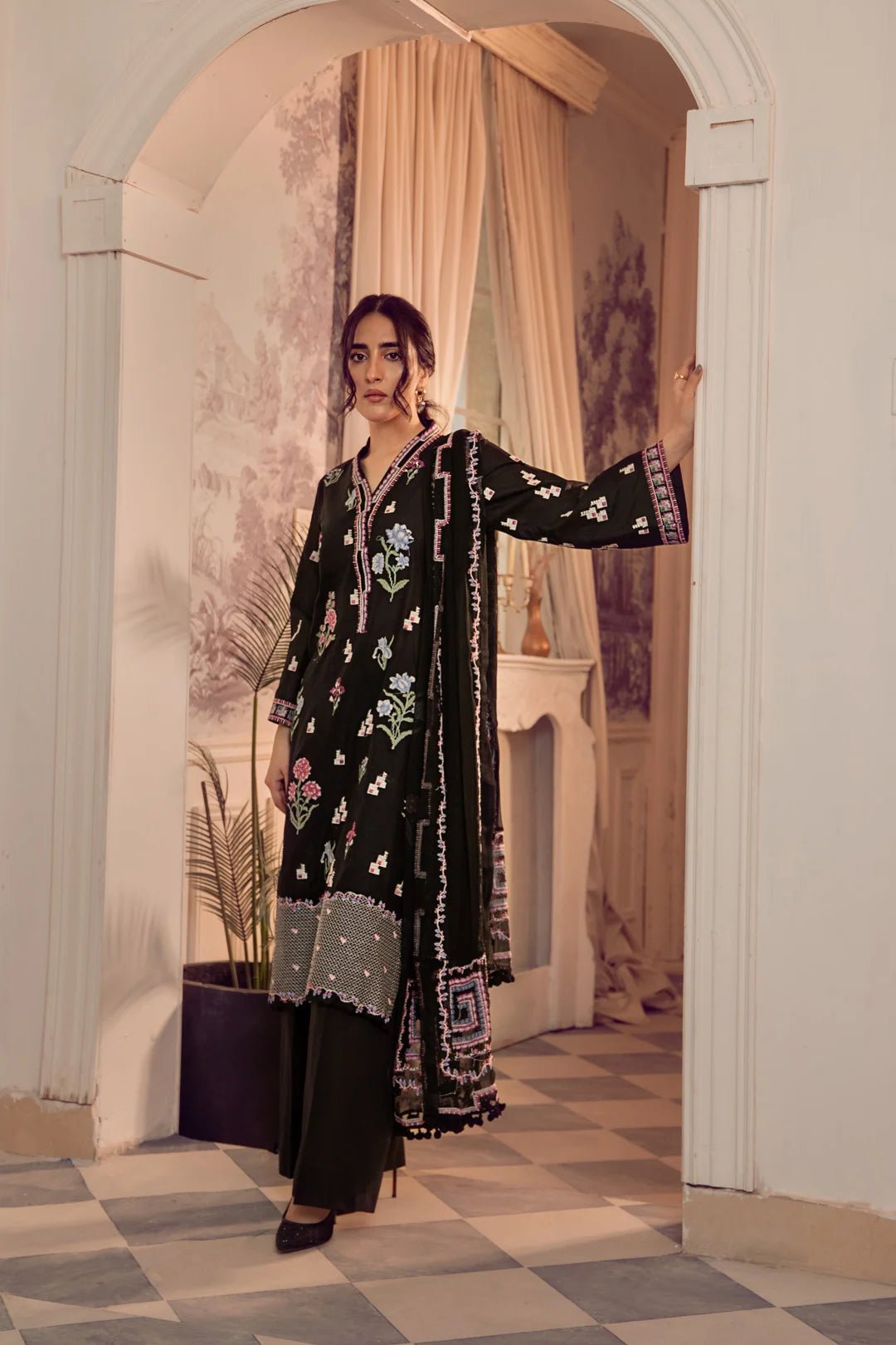 Luxury Women's Clothing in Pakistan - Noosh | Embroidered & Printed